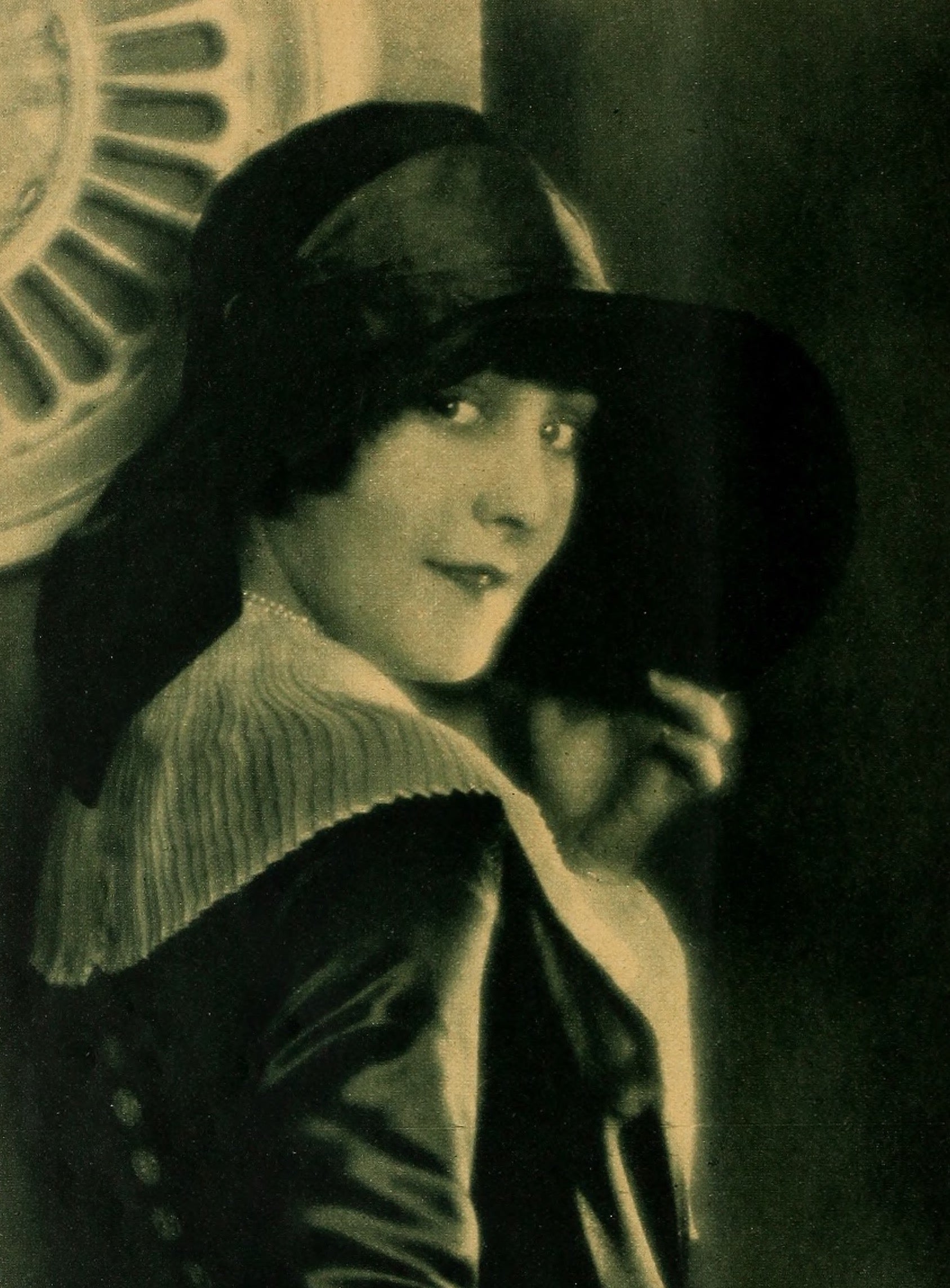 Actress Patsy Ruth Miller Lon Chaney And Patsy Ruth Miller In "The